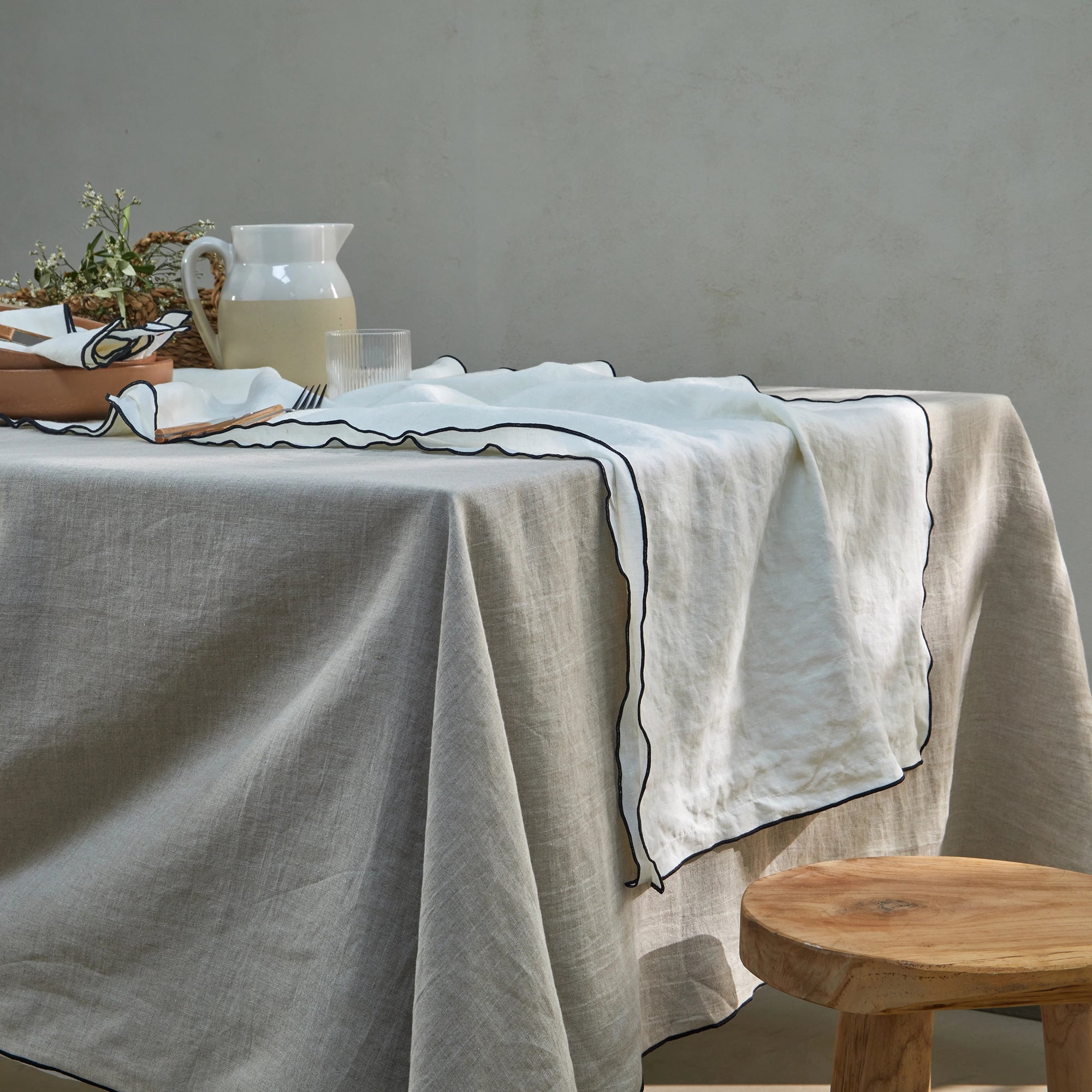 Chemin de table bordé d'un bourdon | sets de tables | Linenshed