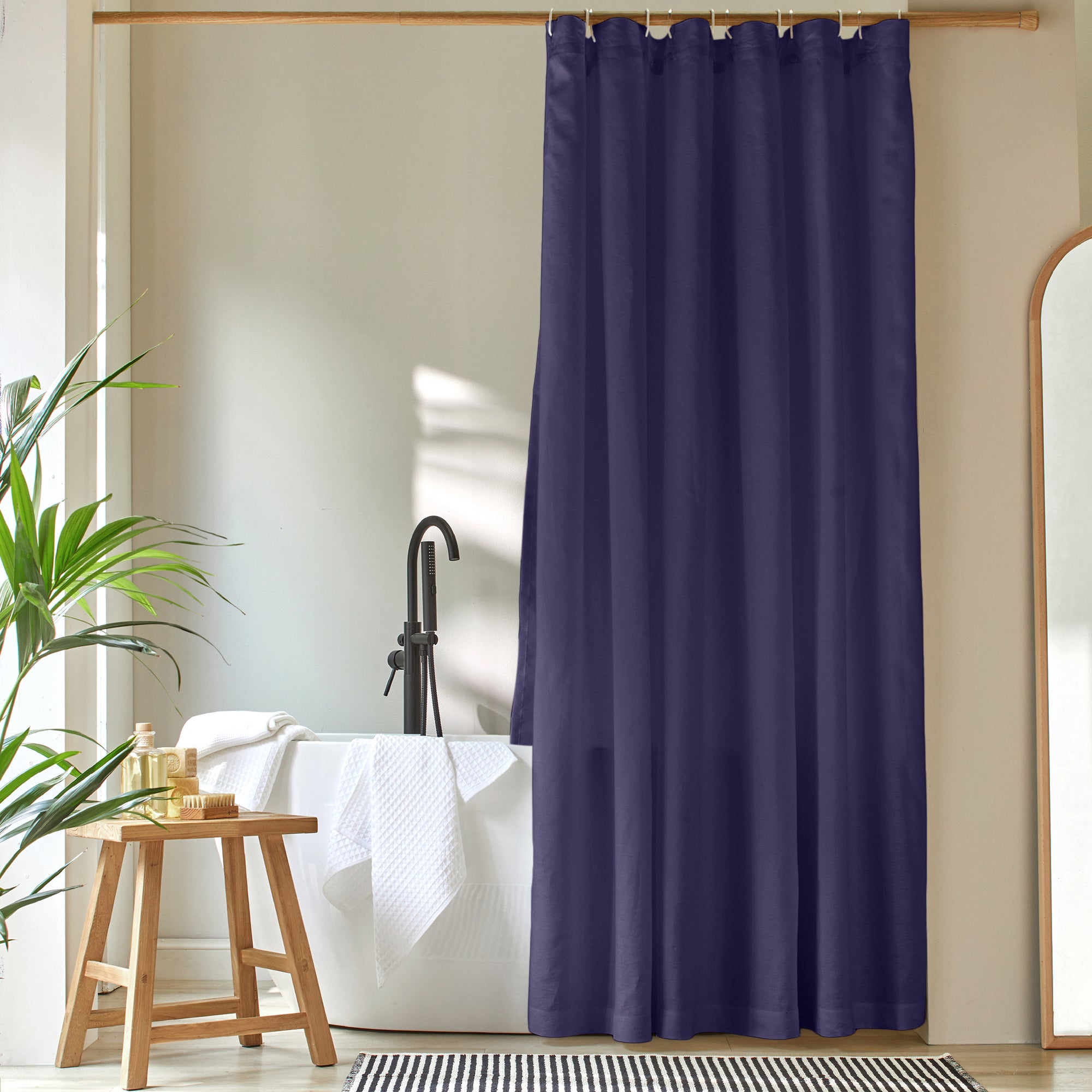 Rideau de douche sur mesure en lin bleu nuit | Linenshed